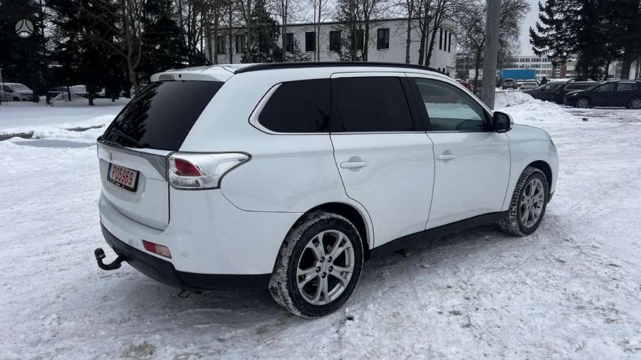 White Mitsubishi Outlander 2013 in Siauliai, with an engine capacity of 2.30 L and mileage of 263 thousand km for 5500 €, photo 3 on AUTOMOTO.COM.LV