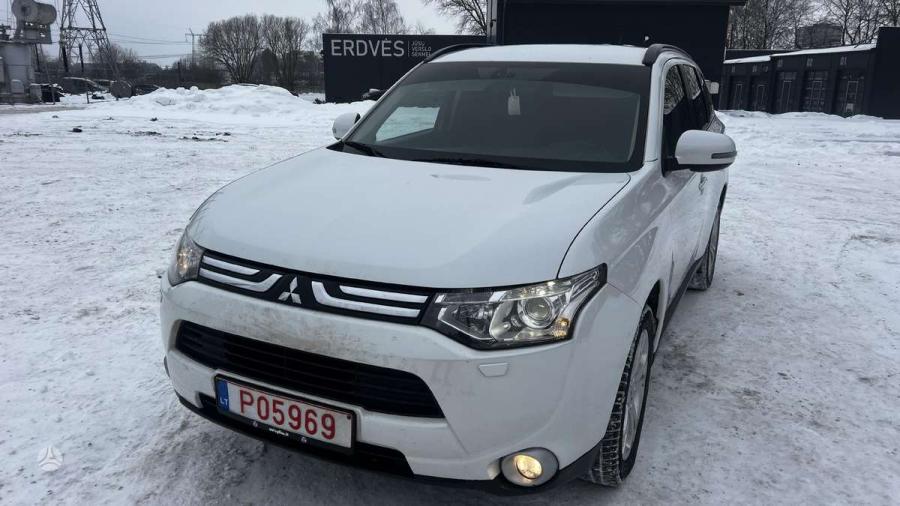 White Mitsubishi Outlander 2013 in Siauliai, with an engine capacity of 2.30 L and mileage of 263 thousand km for 5500 €, photo 4 on AUTOMOTO.COM.LV