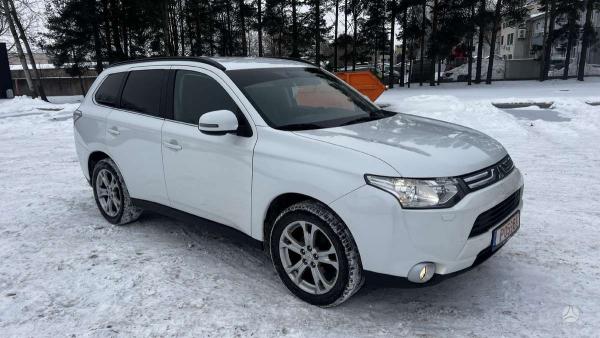 White Mitsubishi Outlander 2013 in Siauliai, with an engine capacity of 2.30 L and mileage of 263 thousand km for 5500 €, photo 5 on AUTOMOTO.COM.LV