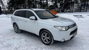 White Mitsubishi Outlander 2013 in Siauliai, with an engine capacity of 2.30 L and mileage of 263 thousand km for 5500 €, photo 5 on AUTOMOTO.COM.LV