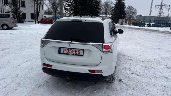 White Mitsubishi Outlander 2013 in Siauliai, with an engine capacity of 2.30 L and mileage of 263 thousand km for 5500 €, photo 6 on AUTOMOTO.COM.LV