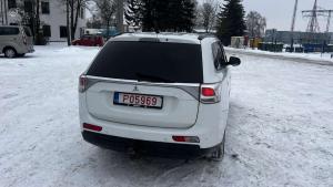 White Mitsubishi Outlander 2013 in Siauliai, with an engine capacity of 2.30 L and mileage of 263 thousand km for 5500 €, photo 6 on AUTOMOTO.COM.LV