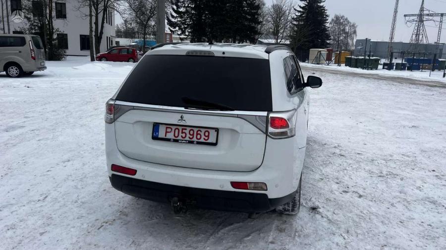 White Mitsubishi Outlander 2013 in Siauliai, with an engine capacity of 2.30 L and mileage of 263 thousand km for 5500 €, photo 6 on AUTOMOTO.COM.LV