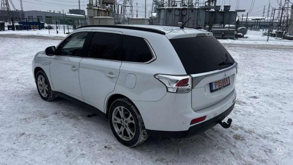White Mitsubishi Outlander 2013 in Siauliai, with an engine capacity of 2.30 L and mileage of 263 thousand km for 5500 €, photo 7 on AUTOMOTO.COM.LV