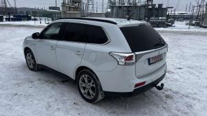 White Mitsubishi Outlander 2013 in Siauliai, with an engine capacity of 2.30 L and mileage of 263 thousand km for 5500 €, photo 7 on AUTOMOTO.COM.LV