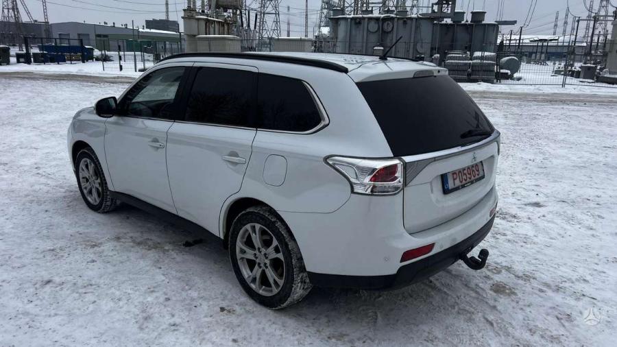White Mitsubishi Outlander 2013 in Siauliai, with an engine capacity of 2.30 L and mileage of 263 thousand km for 5500 €, photo 7 on AUTOMOTO.COM.LV