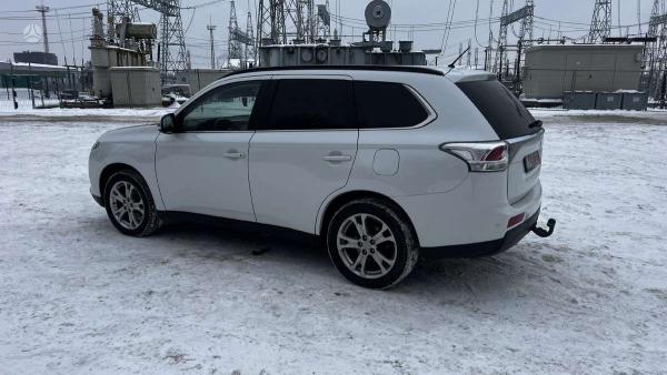 White Mitsubishi Outlander 2013 in Siauliai, with an engine capacity of 2.30 L and mileage of 263 thousand km for 5500 €, photo 8 on AUTOMOTO.COM.LV
