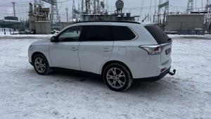 White Mitsubishi Outlander 2013 in Siauliai, with an engine capacity of 2.30 L and mileage of 263 thousand km for 5500 €, photo 8 on AUTOMOTO.COM.LV