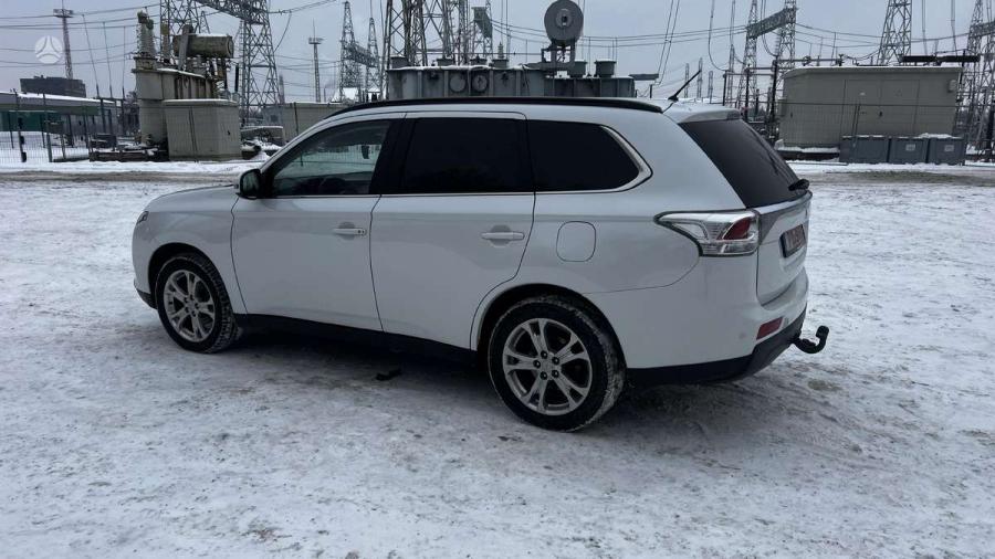White Mitsubishi Outlander 2013 in Siauliai, with an engine capacity of 2.30 L and mileage of 263 thousand km for 5500 €, photo 8 on AUTOMOTO.COM.LV