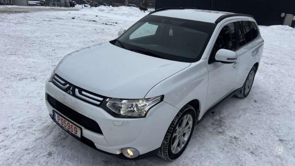 White Mitsubishi Outlander 2013 in Siauliai, with an engine capacity of 2.30 L and mileage of 263 thousand km for 5500 €, photo 9 on AUTOMOTO.COM.LV