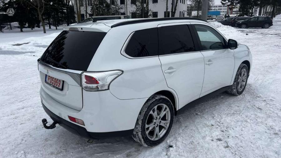 White Mitsubishi Outlander 2013 in Siauliai, with an engine capacity of 2.30 L and mileage of 263 thousand km for 5500 €, photo 10 on AUTOMOTO.COM.LV