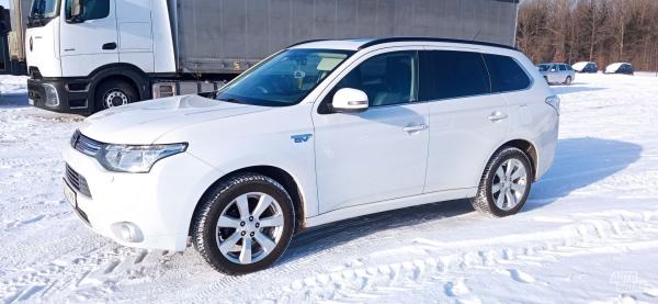 Balts Mitsubishi Outlander 2013 Kauņa, ar dzinēja tilpumu 2.00 L un nobraukumu 243 tūkst. km par 7650 €, foto 1 vietnē AUTOMOTO.COM.LV