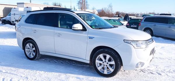 Balts Mitsubishi Outlander 2013 Kauņa, ar dzinēja tilpumu 2.00 L un nobraukumu 243 tūkst. km par 7650 €, foto 3 vietnē AUTOMOTO.COM.LV