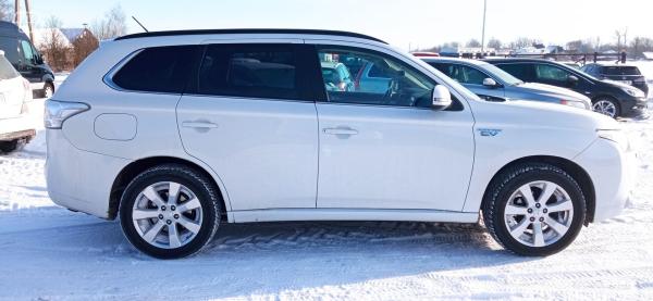 Balts Mitsubishi Outlander 2013 Kauņa, ar dzinēja tilpumu 2.00 L un nobraukumu 243 tūkst. km par 7650 €, foto 4 vietnē AUTOMOTO.COM.LV