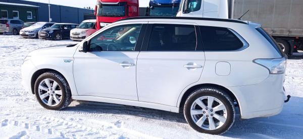 Balts Mitsubishi Outlander 2013 Kauņa, ar dzinēja tilpumu 2.00 L un nobraukumu 243 tūkst. km par 7650 €, foto 8 vietnē AUTOMOTO.COM.LV