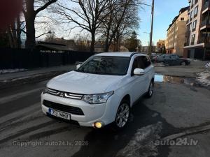White Mitsubishi Outlander 2013 in Tallinn, with an engine capacity of 2.00 L and mileage of 230 thousand km for 7990 €, photo  on AUTOMOTO.COM.LV