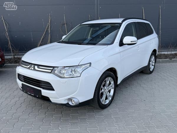 White Mitsubishi Outlander 2013 in Vilnius, with an engine capacity of 2.00 L and mileage of 230 thousand km for 8999 €, photo 1 on AUTOMOTO.COM.LV