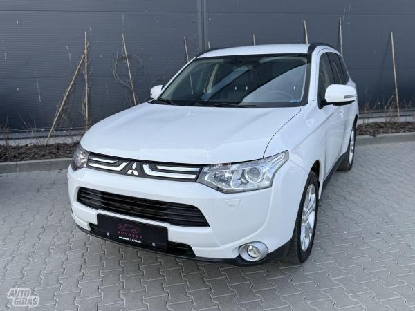 White Mitsubishi Outlander 2013 in Vilnius, with an engine capacity of 2.00 L and mileage of 230 thousand km for 8999 €, photo 2 on AUTOMOTO.COM.LV