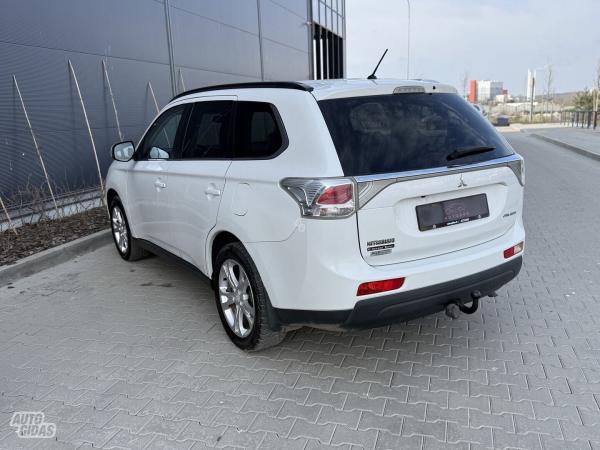 White Mitsubishi Outlander 2013 in Vilnius, with an engine capacity of 2.00 L and mileage of 230 thousand km for 8999 €, photo 6 on AUTOMOTO.COM.LV