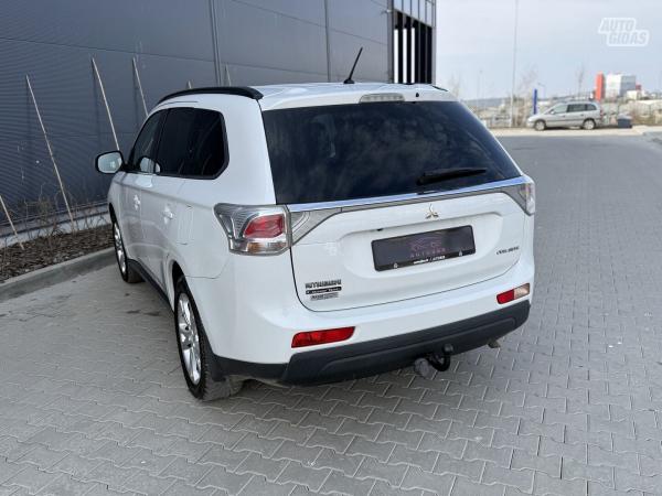 White Mitsubishi Outlander 2013 in Vilnius, with an engine capacity of 2.00 L and mileage of 230 thousand km for 8999 €, photo 7 on AUTOMOTO.COM.LV
