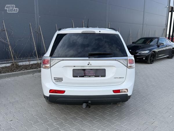White Mitsubishi Outlander 2013 in Vilnius, with an engine capacity of 2.00 L and mileage of 230 thousand km for 8999 €, photo 8 on AUTOMOTO.COM.LV