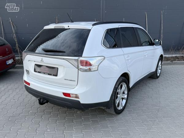 White Mitsubishi Outlander 2013 in Vilnius, with an engine capacity of 2.00 L and mileage of 230 thousand km for 8999 €, photo 9 on AUTOMOTO.COM.LV