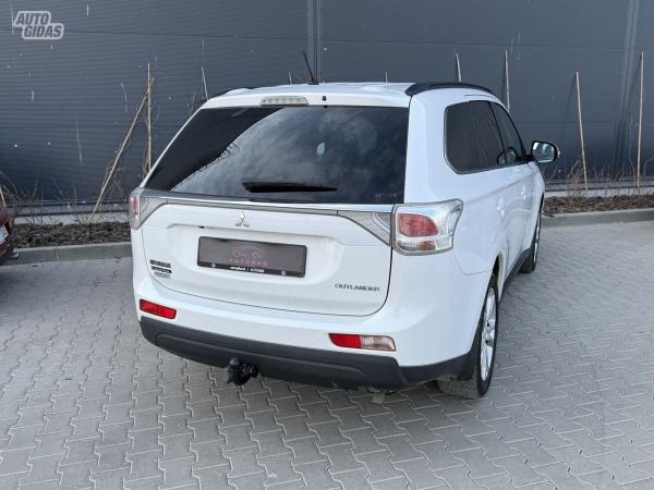 White Mitsubishi Outlander 2013 in Vilnius, with an engine capacity of 2.00 L and mileage of 230 thousand km for 8999 €, photo 10 on AUTOMOTO.COM.LV