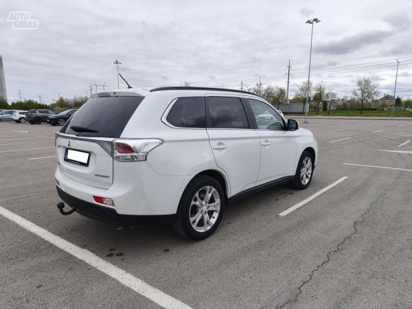White Mitsubishi Outlander 2013 in Siauliai, with an engine capacity of 2.20 L and mileage of 212 thousand km for 7500 €, photo 3 on AUTOMOTO.COM.LV