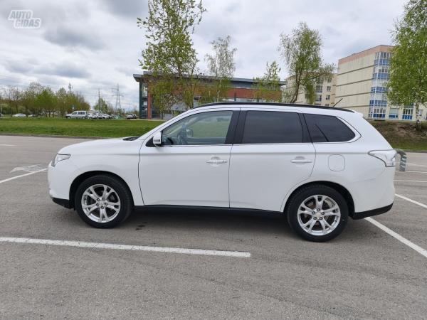 White Mitsubishi Outlander 2013 in Siauliai, with an engine capacity of 2.20 L and mileage of 212 thousand km for 7500 €, photo 6 on AUTOMOTO.COM.LV