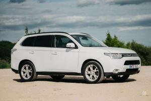 Balts Mitsubishi Outlander 2013 Kauņa, ar dzinēja tilpumu 2.27 L un nobraukumu 225 tūkst. km par 6350 €, foto  vietnē AUTOMOTO.COM.LV