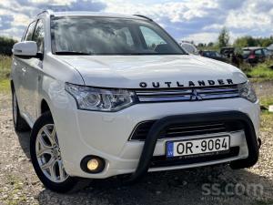White Mitsubishi Outlander 2013 in Riga, with an engine capacity of 2.00 L and mileage of 257 thousand km for 8995 €, photo 1 on AUTOMOTO.COM.LV
