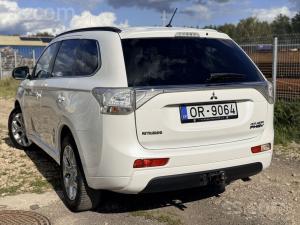 White Mitsubishi Outlander 2013 in Riga, with an engine capacity of 2.00 L and mileage of 257 thousand km for 8995 €, photo 3 on AUTOMOTO.COM.LV