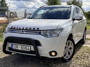 White Mitsubishi Outlander 2013 in Riga, with an engine capacity of 2.00 L and mileage of 257 thousand km for 8995 €, photo 4 on AUTOMOTO.COM.LV