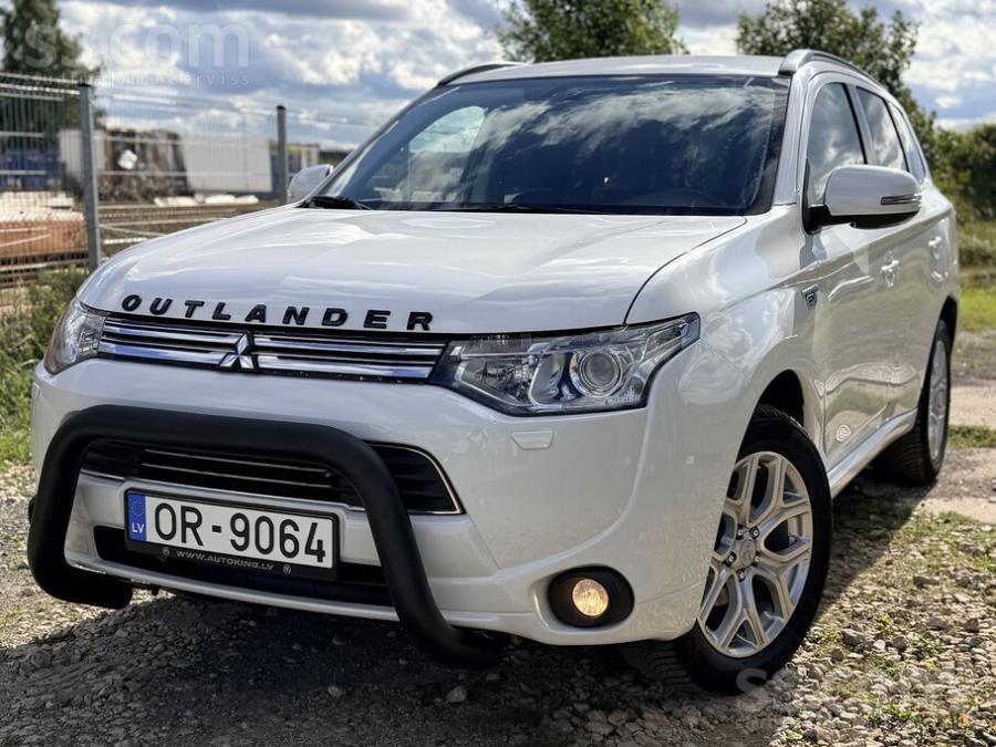 White Mitsubishi Outlander 2013 in Riga, with an engine capacity of 2.00 L and mileage of 257 thousand km for 8995 €, photo 4 on AUTOMOTO.COM.LV