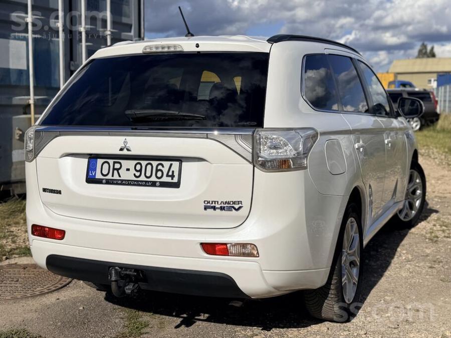 White Mitsubishi Outlander 2013 in Riga, with an engine capacity of 2.00 L and mileage of 257 thousand km for 8995 €, photo 5 on AUTOMOTO.COM.LV
