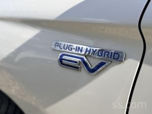 White Mitsubishi Outlander 2013 in Riga, with an engine capacity of 2.00 L and mileage of 257 thousand km for 8995 €, photo 6 on AUTOMOTO.COM.LV