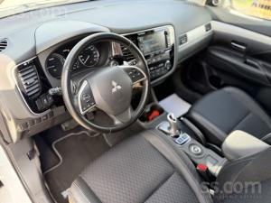 White Mitsubishi Outlander 2013 in Riga, with an engine capacity of 2.00 L and mileage of 257 thousand km for 8995 €, photo 13 on AUTOMOTO.COM.LV