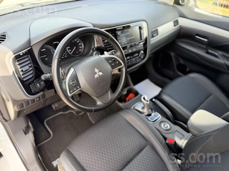 White Mitsubishi Outlander 2013 in Riga, with an engine capacity of 2.00 L and mileage of 257 thousand km for 8995 €, photo 13 on AUTOMOTO.COM.LV