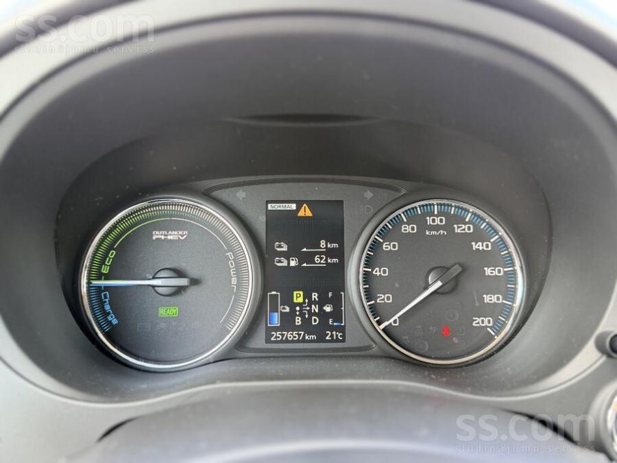 White Mitsubishi Outlander 2013 in Riga, with an engine capacity of 2.00 L and mileage of 257 thousand km for 8995 €, photo 14 on AUTOMOTO.COM.LV