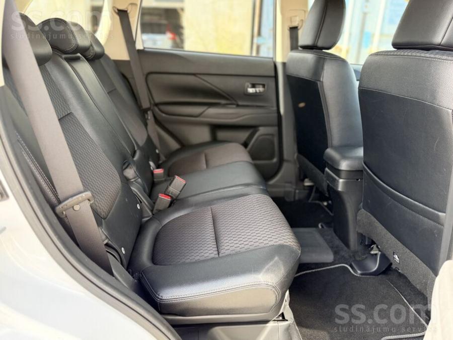 White Mitsubishi Outlander 2013 in Riga, with an engine capacity of 2.00 L and mileage of 257 thousand km for 8995 €, photo 20 on AUTOMOTO.COM.LV