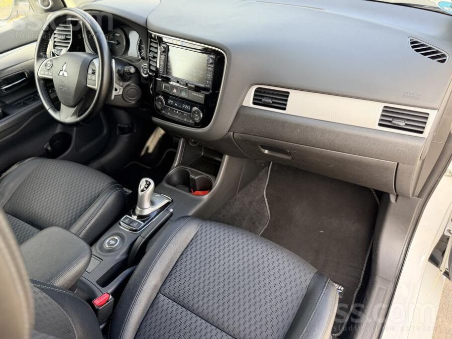 White Mitsubishi Outlander 2013 in Riga, with an engine capacity of 2.00 L and mileage of 257 thousand km for 8995 €, photo 22 on AUTOMOTO.COM.LV