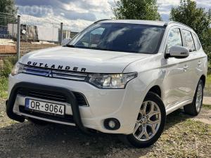 White Mitsubishi Outlander 2013 in Riga, with an engine capacity of 2.00 L and mileage of 257 thousand km for 8995 €, photo 25 on AUTOMOTO.COM.LV
