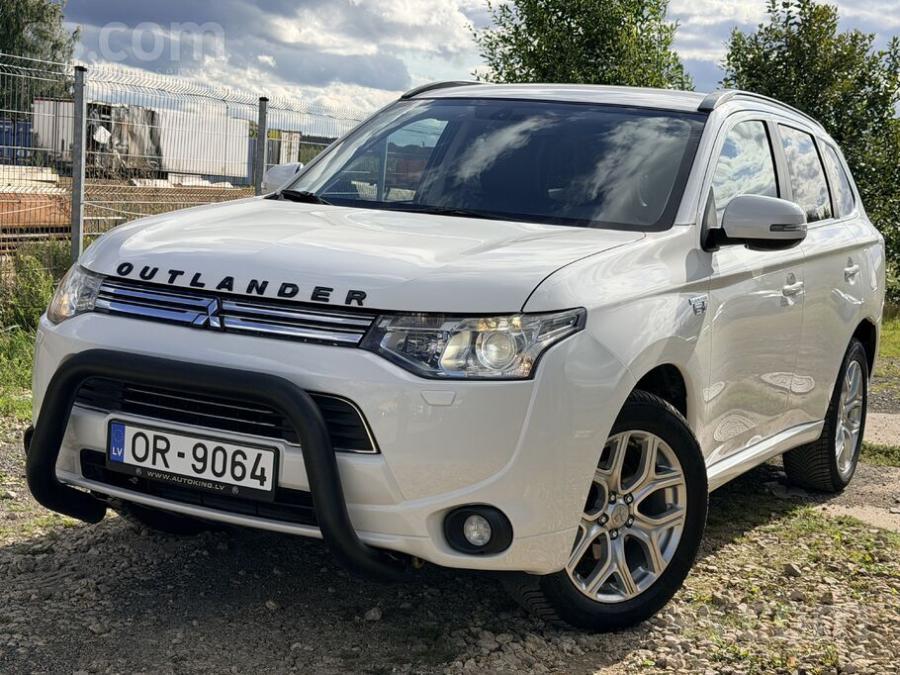 White Mitsubishi Outlander 2013 in Riga, with an engine capacity of 2.00 L and mileage of 257 thousand km for 8995 €, photo 25 on AUTOMOTO.COM.LV