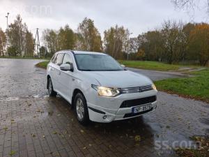 White Mitsubishi Outlander 2013 in Riga, with an engine capacity of 2.00 L and mileage of 279 thousand km for 8500 €, photo  on AUTOMOTO.COM.LV