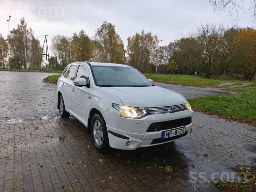 White Mitsubishi Outlander 2013 in Riga, with an engine capacity of 2.00 L and mileage of 279 thousand km for 8500 €, photo 1 on AUTOMOTO.COM.LV