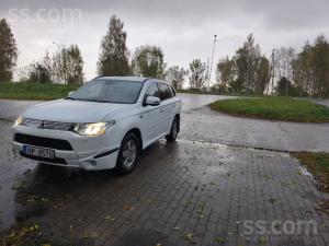 White Mitsubishi Outlander 2013 in Riga, with an engine capacity of 2.00 L and mileage of 279 thousand km for 8500 €, photo 3 on AUTOMOTO.COM.LV