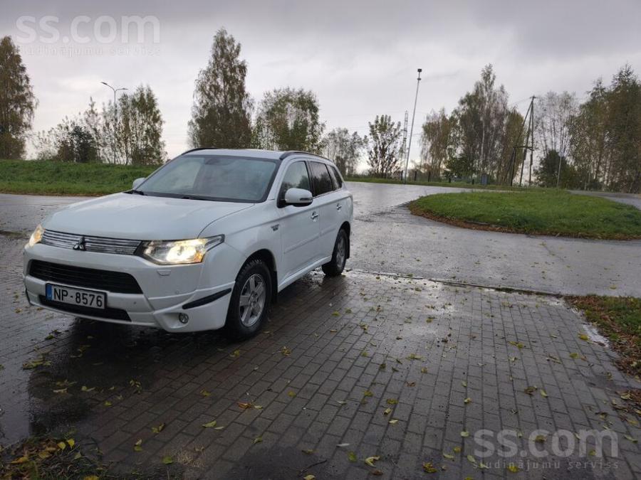 White Mitsubishi Outlander 2013 in Riga, with an engine capacity of 2.00 L and mileage of 279 thousand km for 8500 €, photo 3 on AUTOMOTO.COM.LV