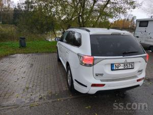 White Mitsubishi Outlander 2013 in Riga, with an engine capacity of 2.00 L and mileage of 279 thousand km for 8500 €, photo 4 on AUTOMOTO.COM.LV