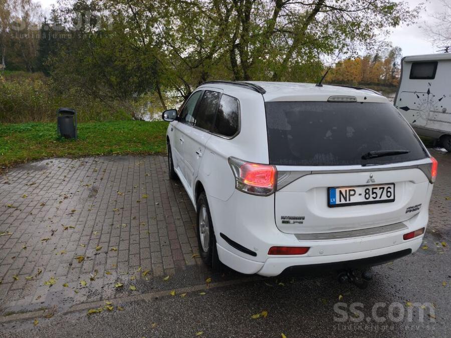 White Mitsubishi Outlander 2013 in Riga, with an engine capacity of 2.00 L and mileage of 279 thousand km for 8500 €, photo 4 on AUTOMOTO.COM.LV