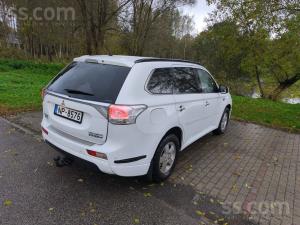 White Mitsubishi Outlander 2013 in Riga, with an engine capacity of 2.00 L and mileage of 279 thousand km for 8500 €, photo 5 on AUTOMOTO.COM.LV
